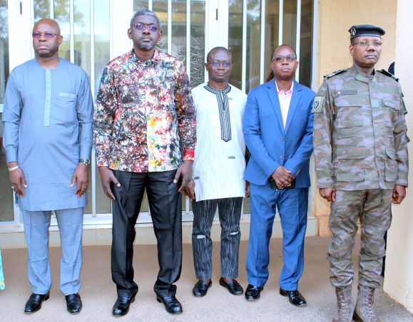 Montée des couleurs nationales : le personnel du MEFP sacrifie une fois ...